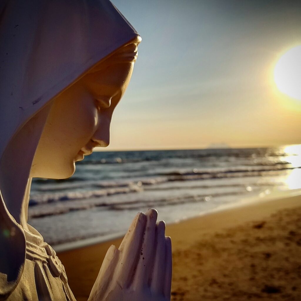 DULCE MADRE NO TE ALEJES, NI TU VISTA APARTES DE MÍ